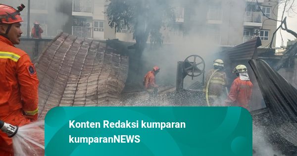 Kebakaran Hanguskan Gudang Kayu dan Rumah di Jakarta Timur | kumparan.com